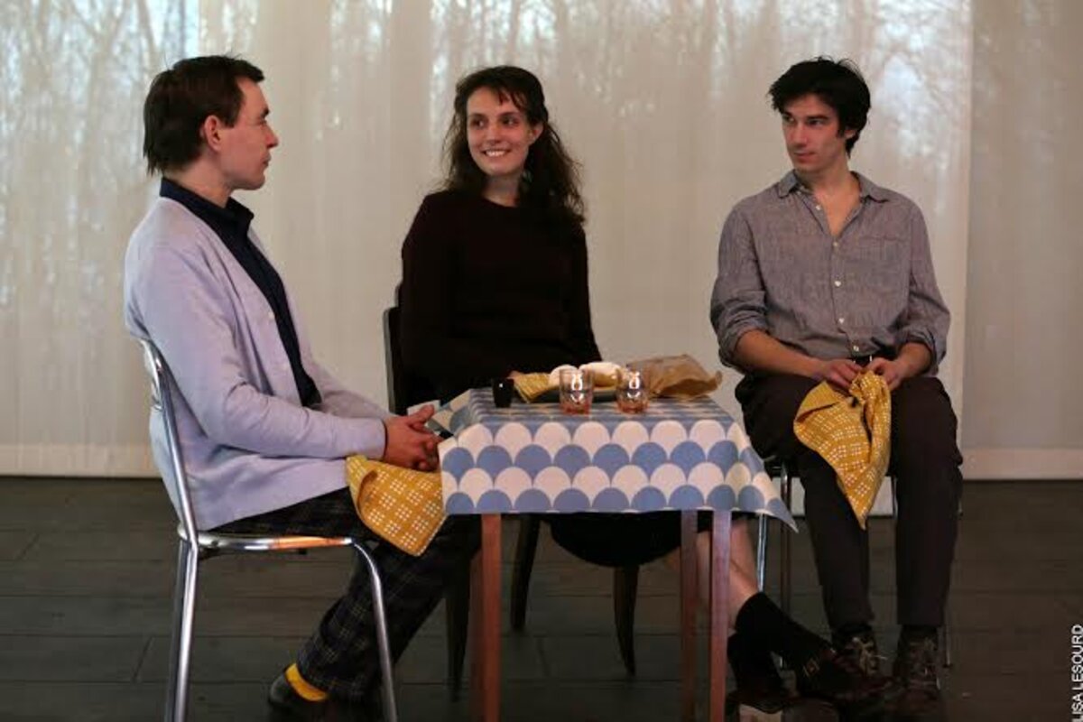 De jeunes acteurs serrent fort dans leurs bras Les Enfants Tanner | Le Club