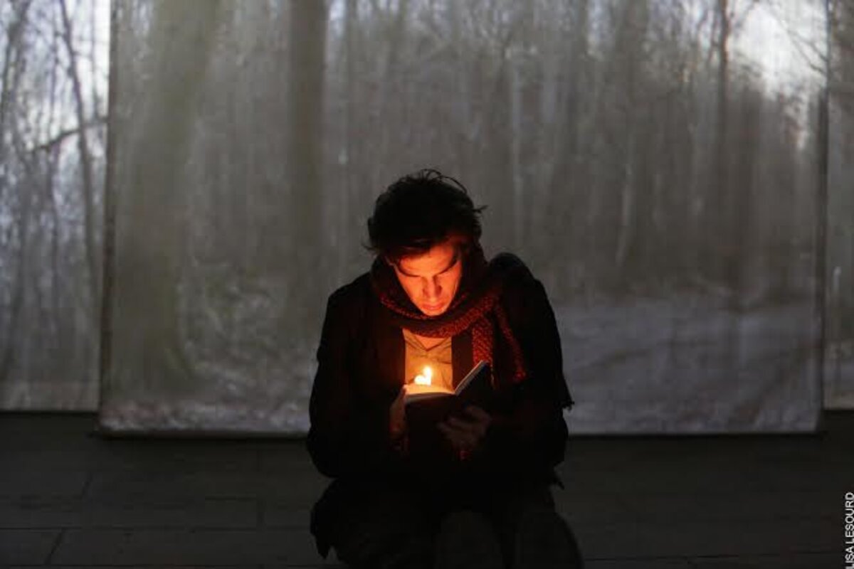 De jeunes acteurs serrent fort dans leurs bras Les Enfants Tanner | Le Club