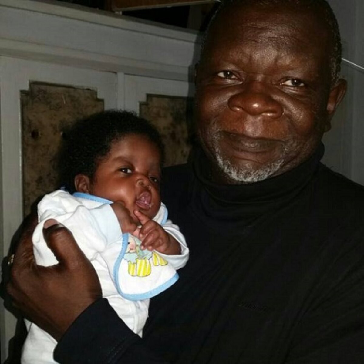 Souffrant d'une l'hypertension aiguë sans soins, le Professeur Huit ...