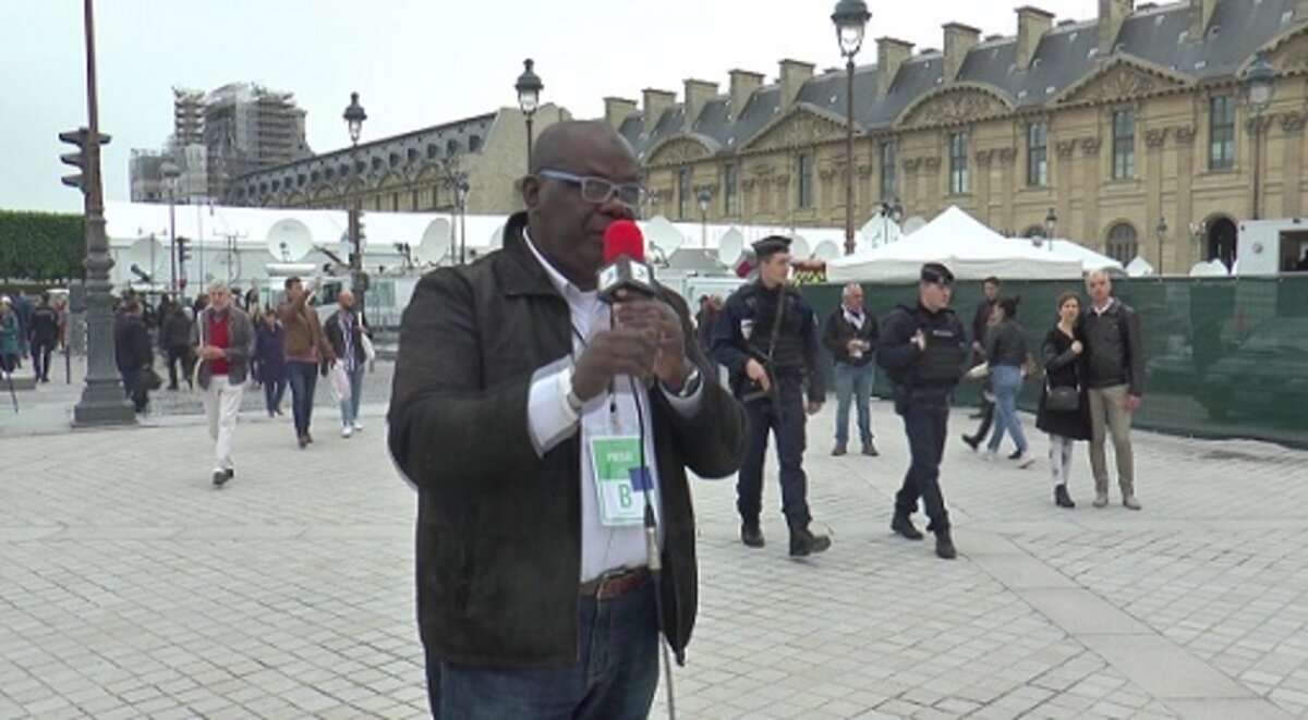 Deux journalistes Roger Bongos et Freddy Mulongo au Carroussel du ...