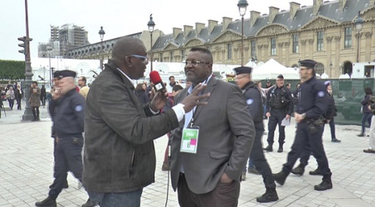 Deux journalistes Roger Bongos et Freddy Mulongo au Carroussel du ...