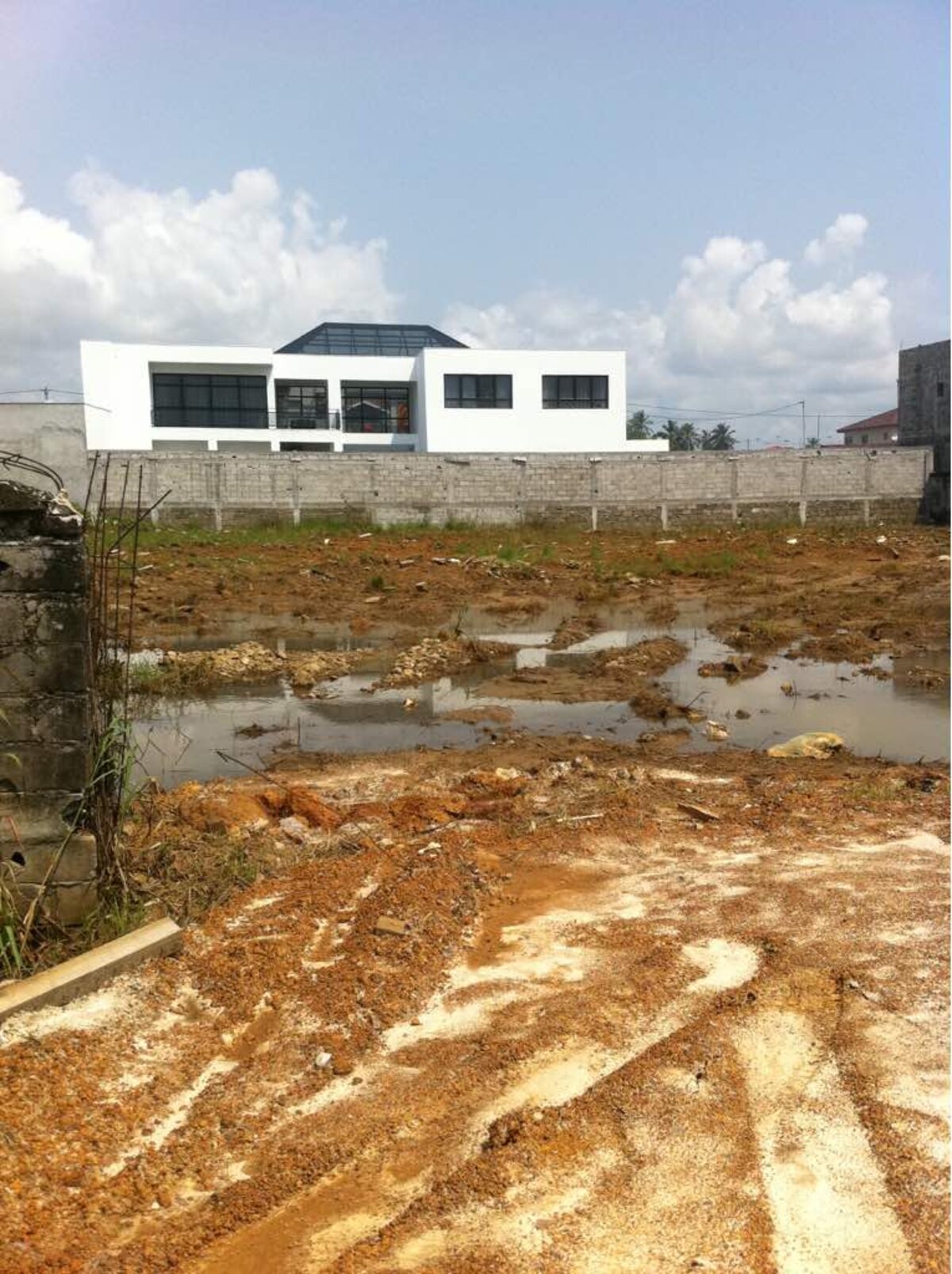 Quand Jonas Moulenda mitonne au sujet de la Villa de Malika Bongo | Le Club