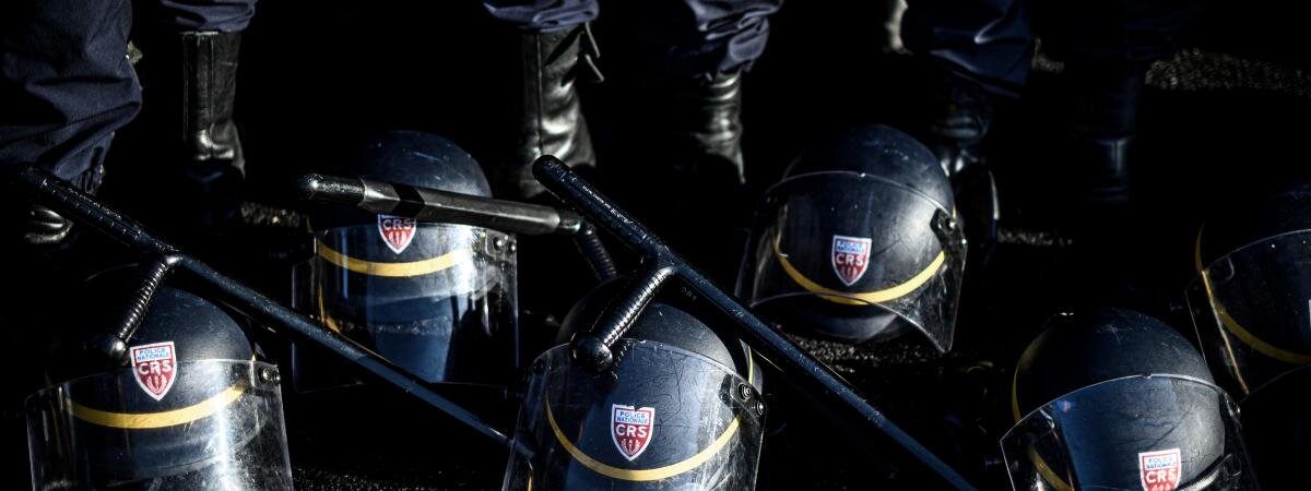 On avance: 100 CRS mettent casque et matraque à terre | Le Club