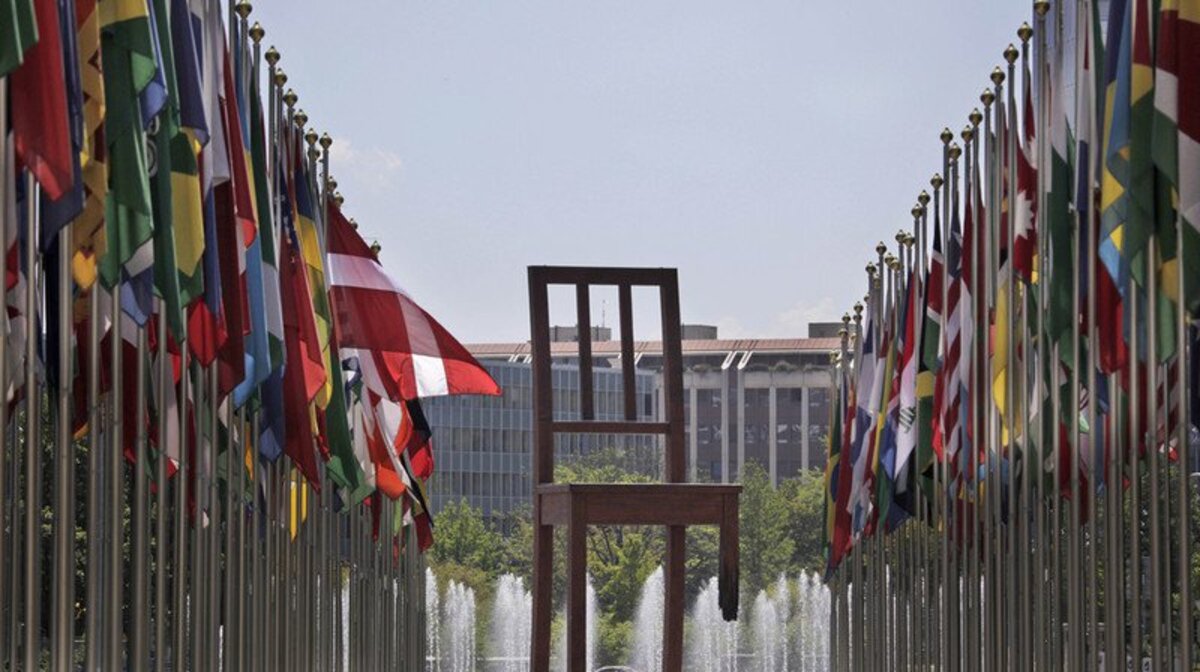 La chaise géante trônant devant l’ONU à Genève ! | Le Club