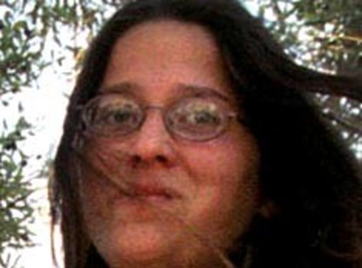 The judge issues an arrest warrant against Neta Golan. | Le Club