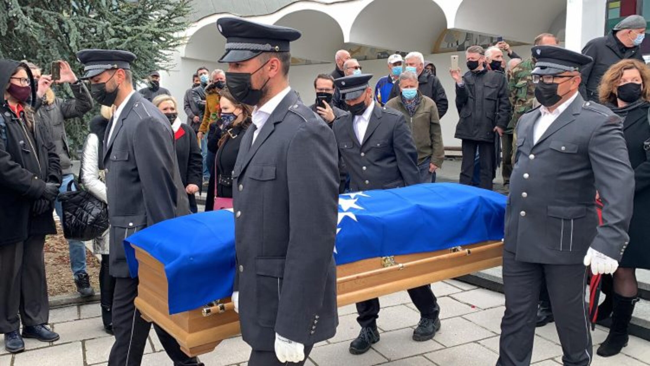 Sarajevo: Jovan Divjak, le général bosniaque est enterré avec les ...