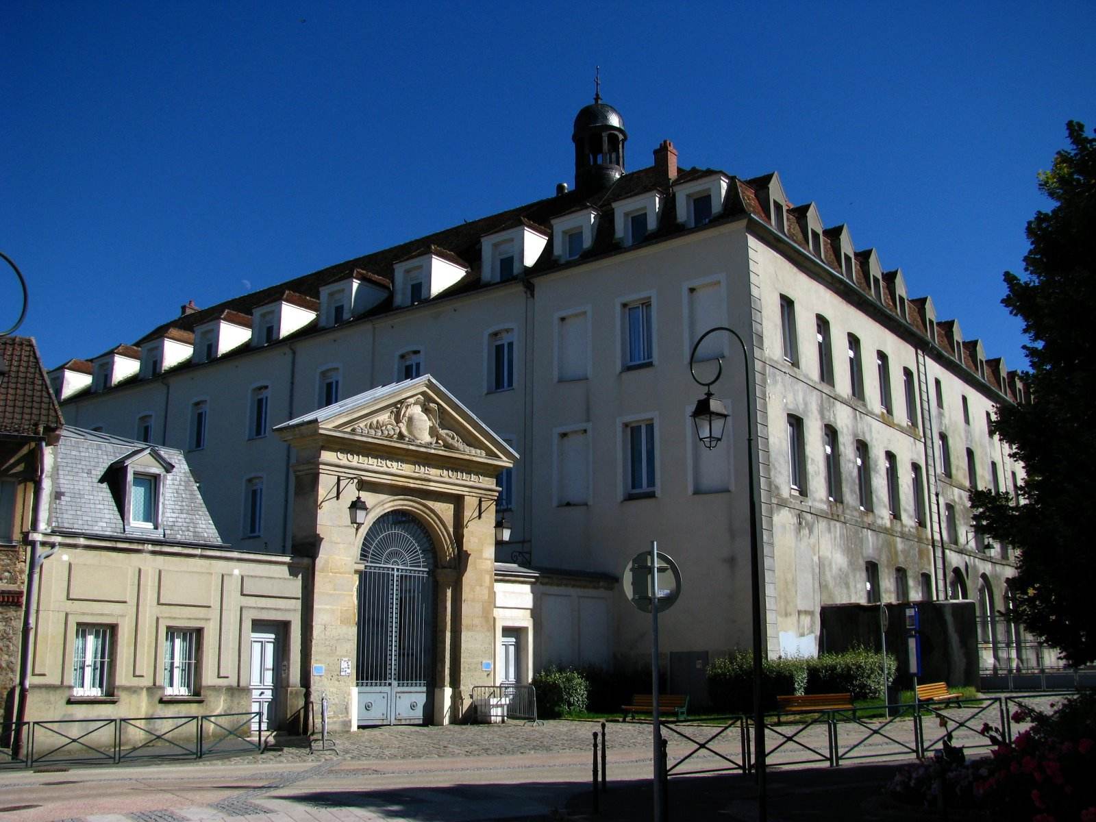 L'école est finie, le collège de Juilly ferme. | Le Club